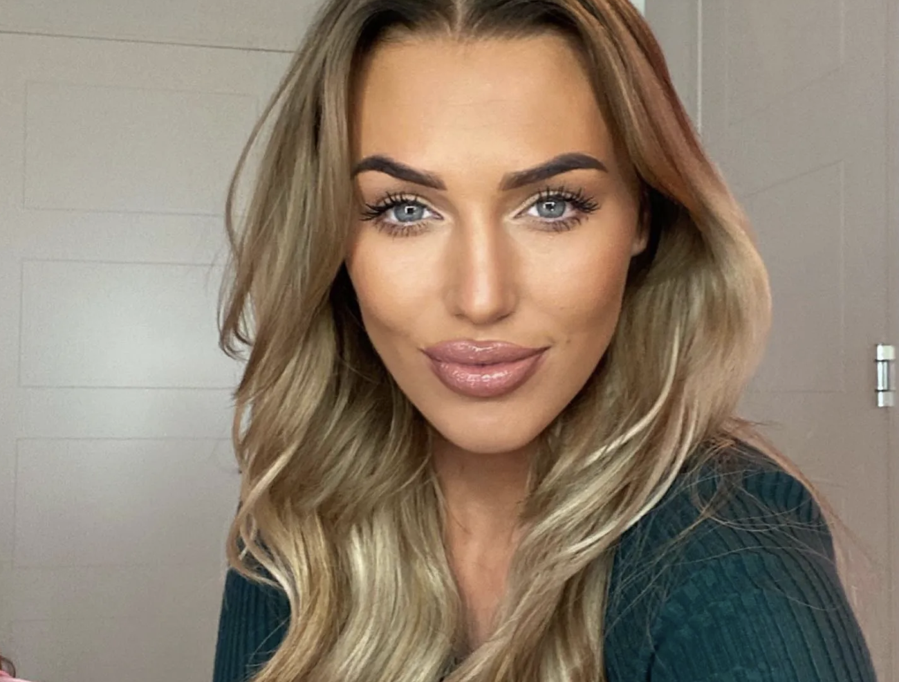 EOTB's Jorney onherkenbaar met donkerbruine coupe | FEM FEM